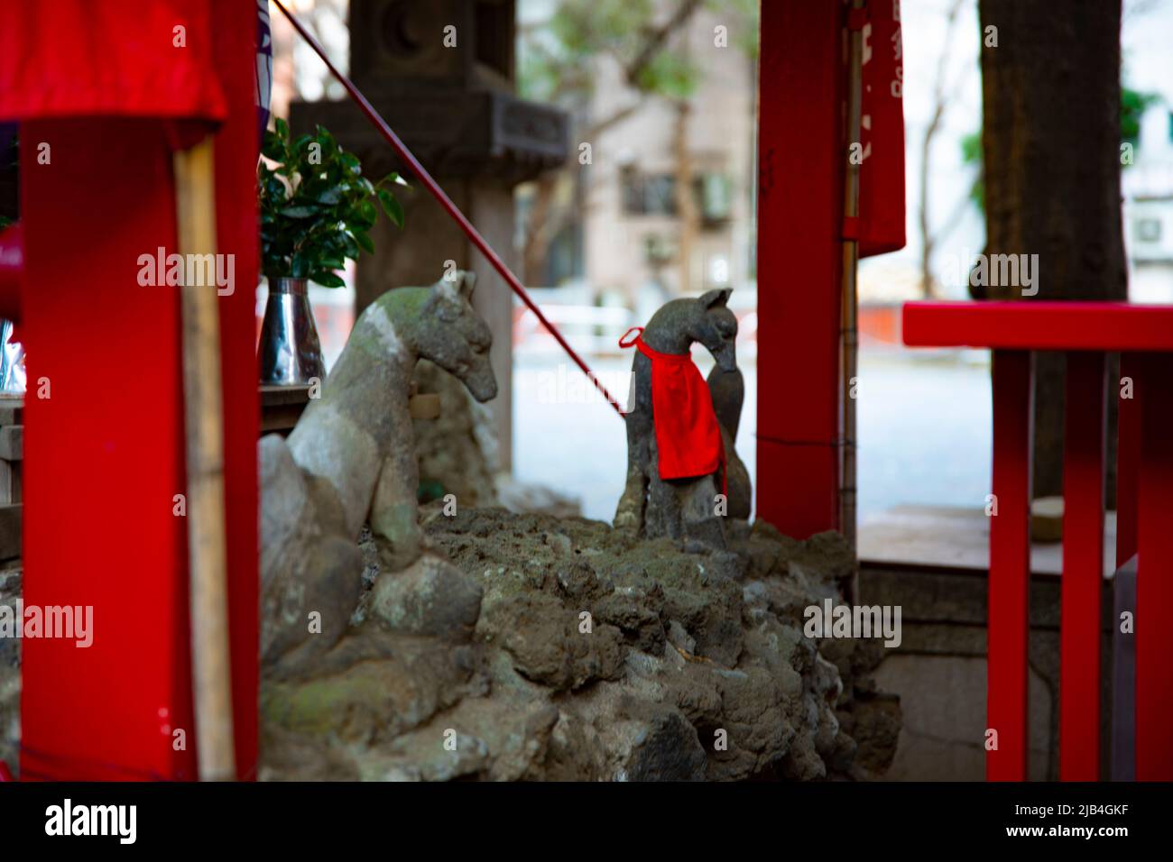 Statue guardian fox at Hanazono shrine in Tokyo Stock Photo - Alamy