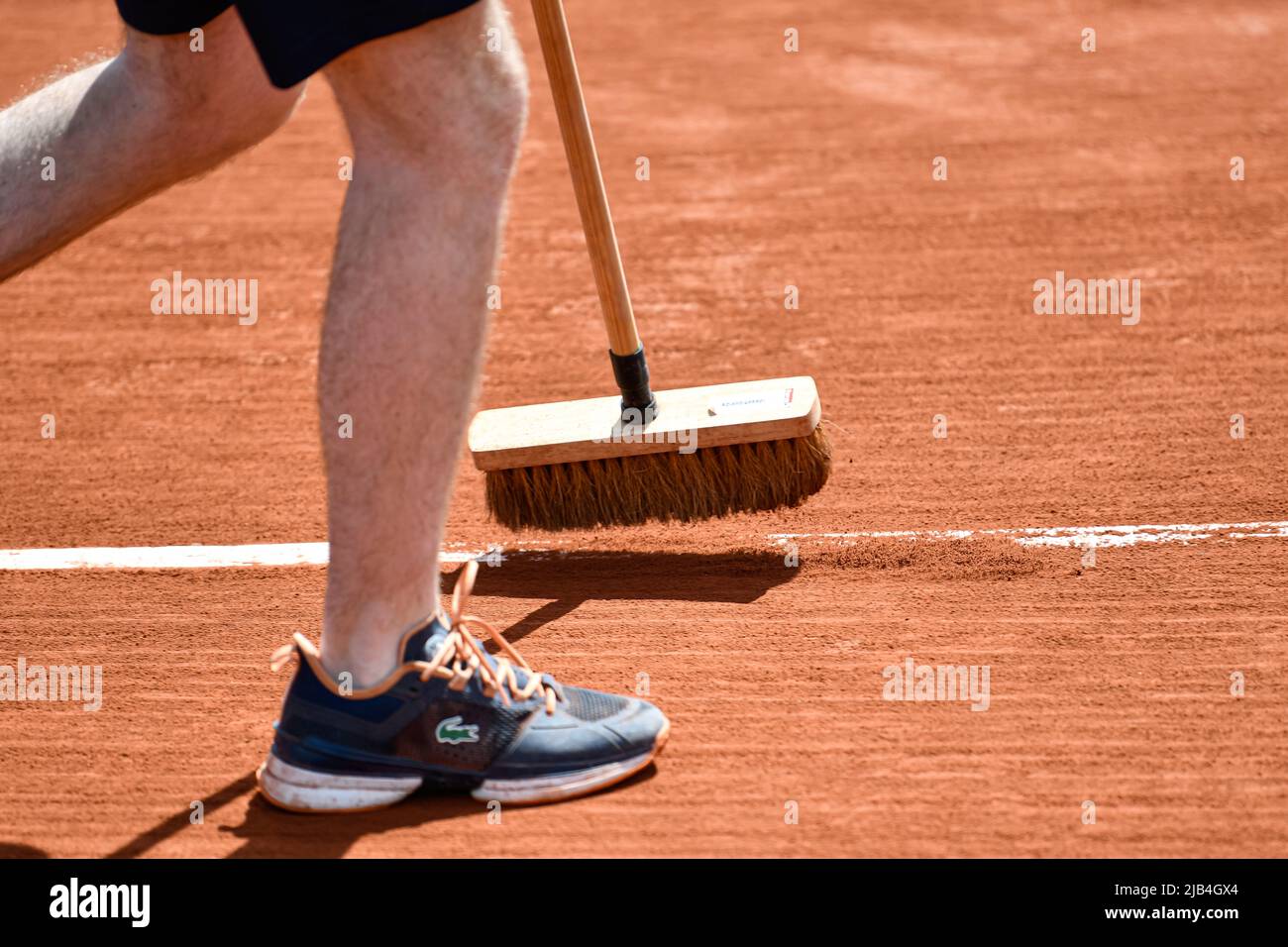 The broom (illustration) is passed to clean the white lines of the clay ...