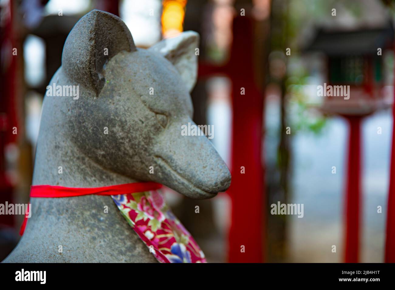 Statue guardian fox at Hanazono shrine in Tokyo Stock Photo - Alamy
