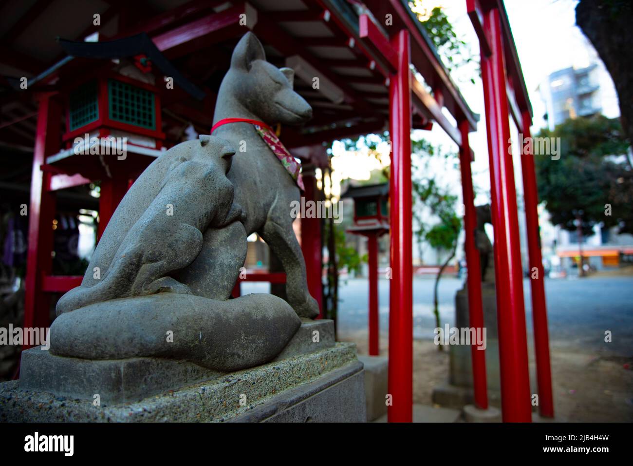 Statue guardian fox at Hanazono shrine in Tokyo Stock Photo - Alamy