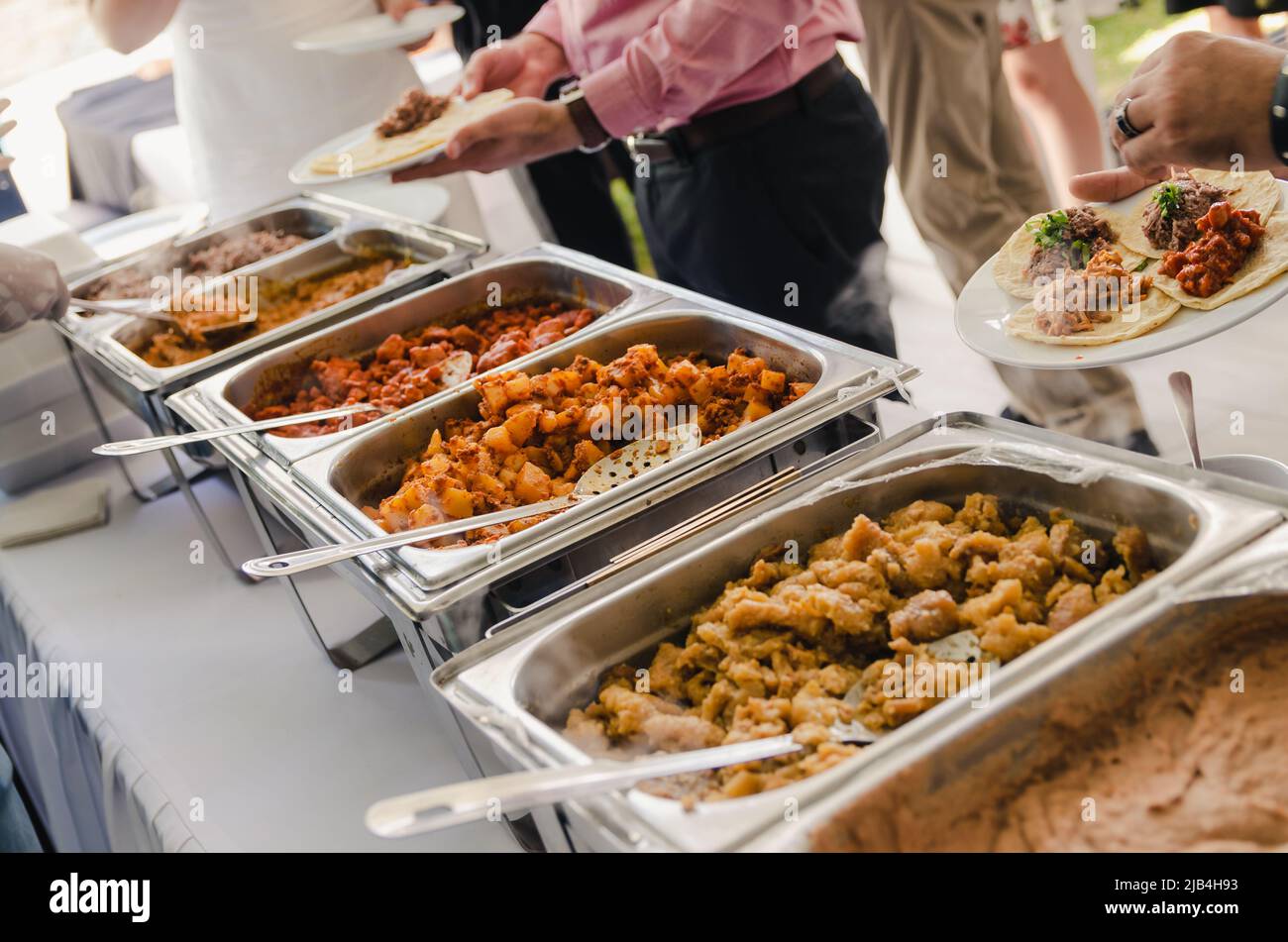 Wedding mexican buffet | Beachweddingtips.com