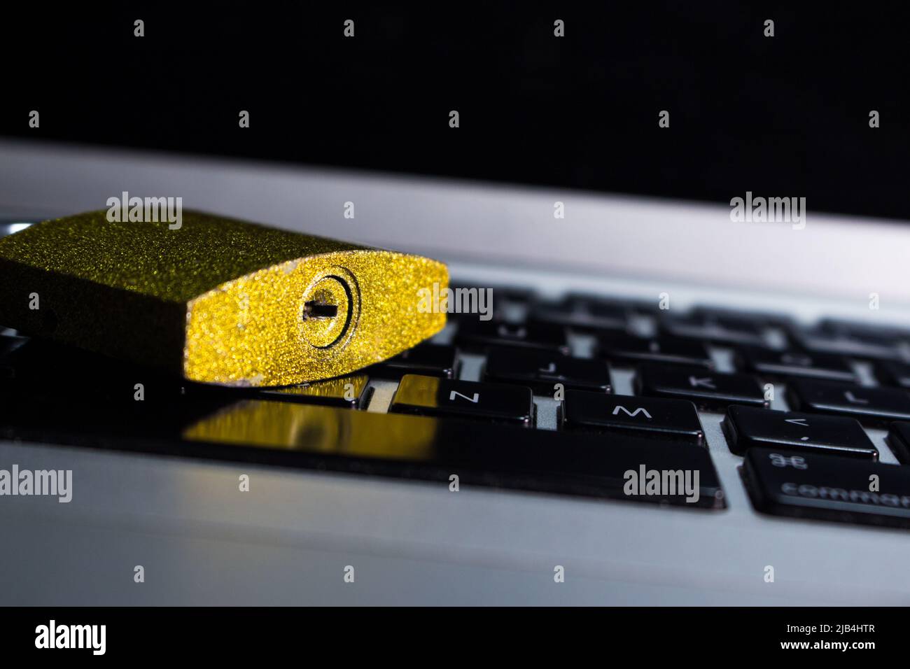 Lock (Padlock) on laptop computer Stock Photo - Alamy