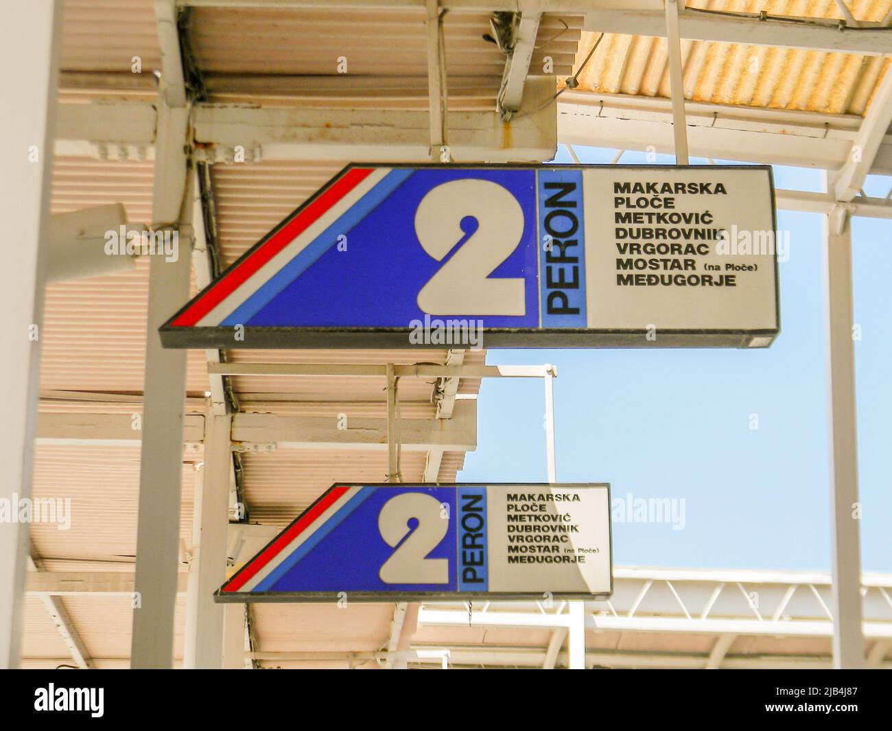 Bus stop sign in city hi-res stock photography and images - Alamy