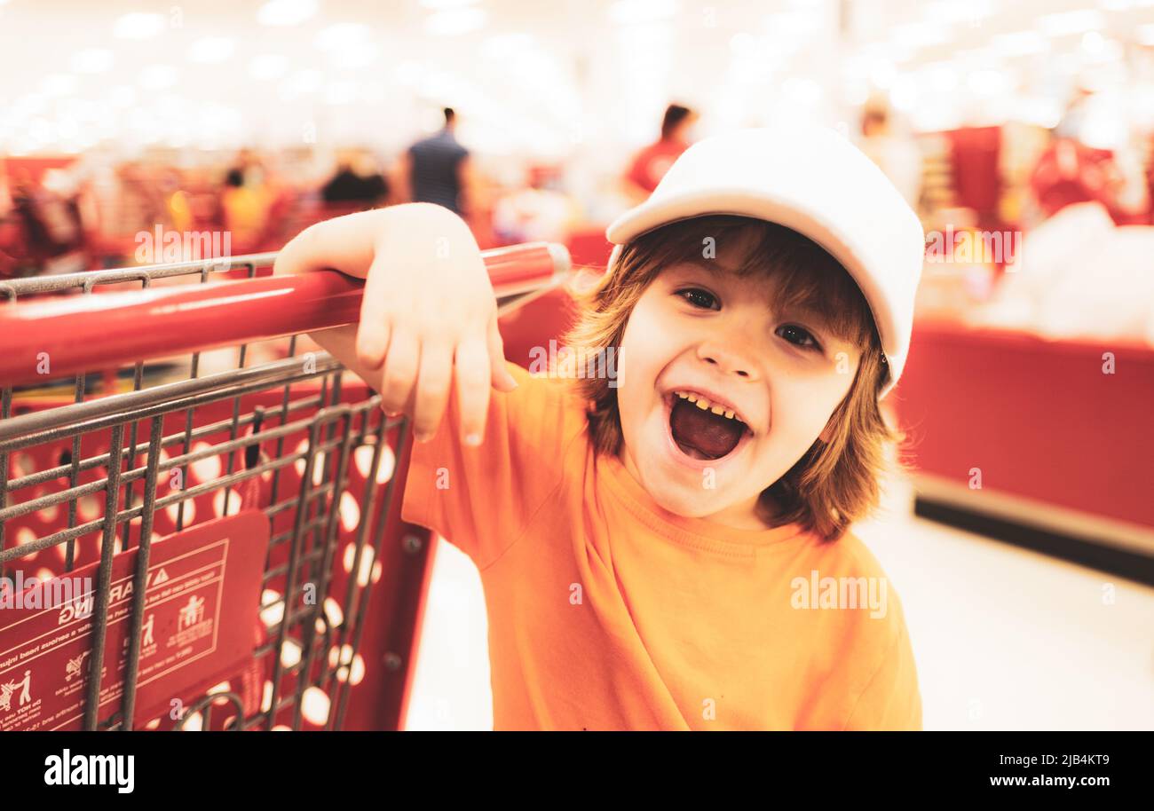 Toddler boy with shopping bag in supermarket Stock Photo - Alamy