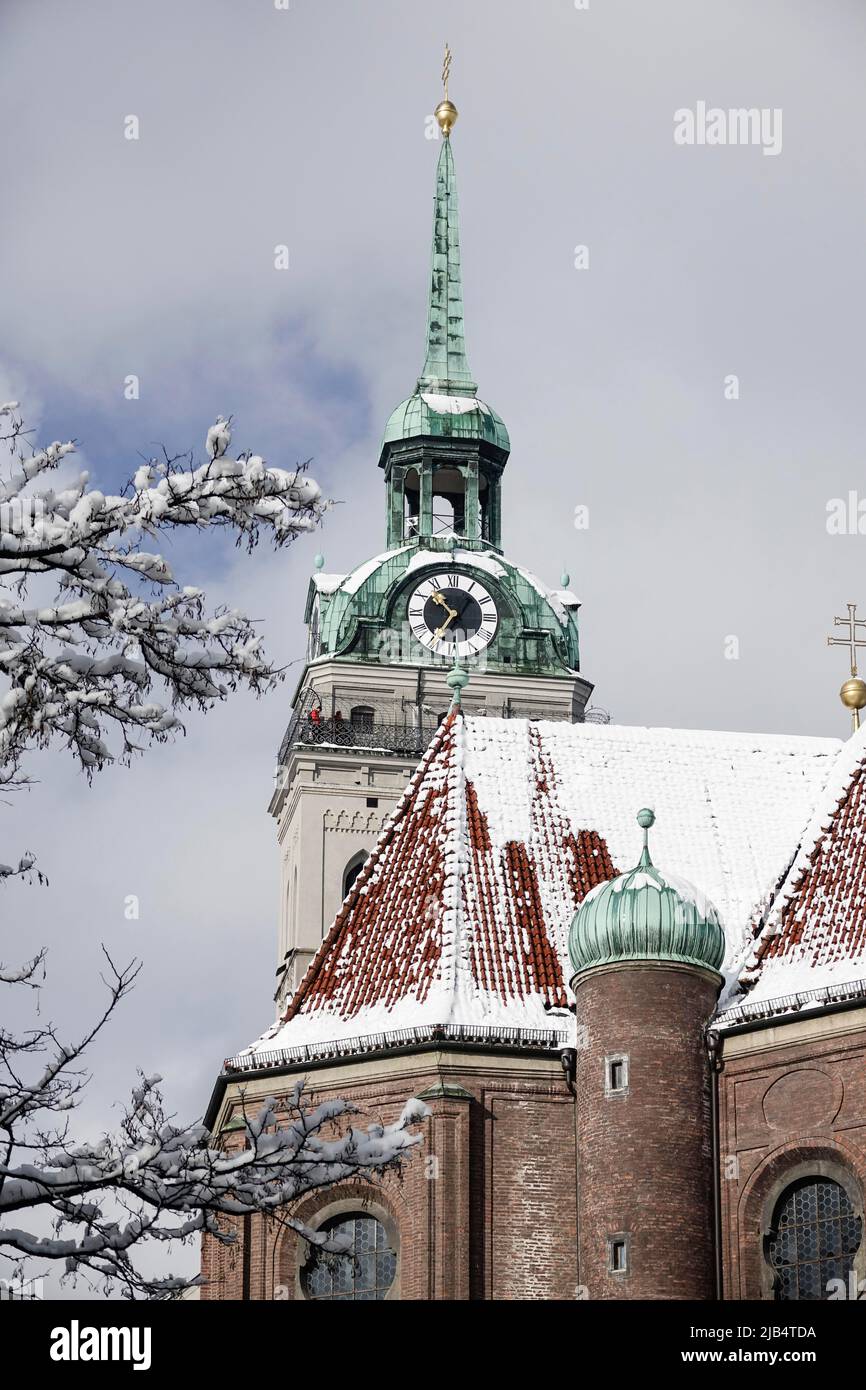 Church of St. Peter at the Viktualienmarkt, snow-covered in winter ...