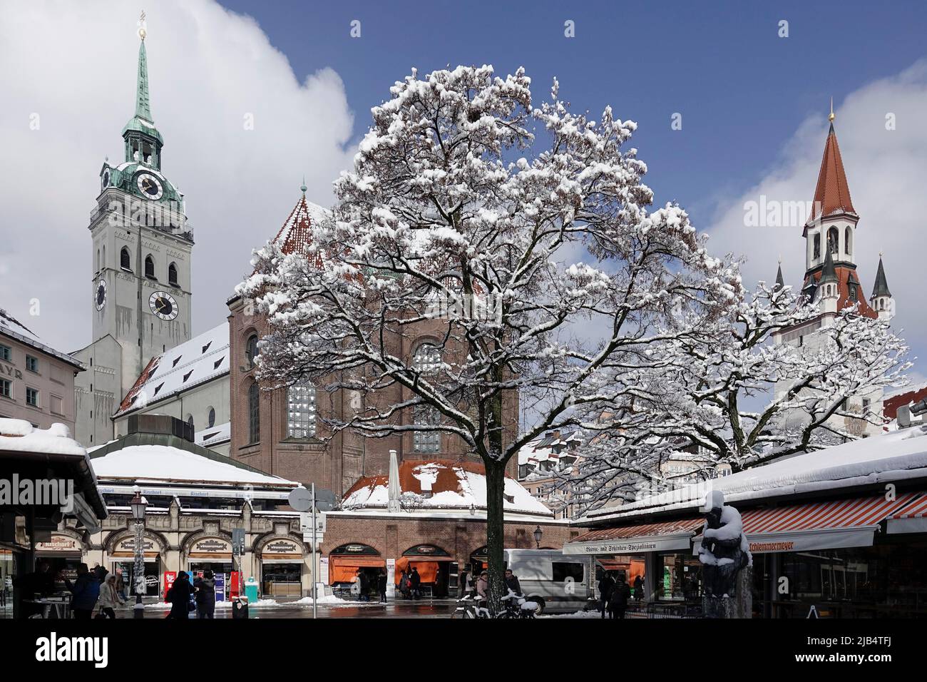 Viktualienmarkt with St. Peter's Church and Old Town Hall, snow-covered ...