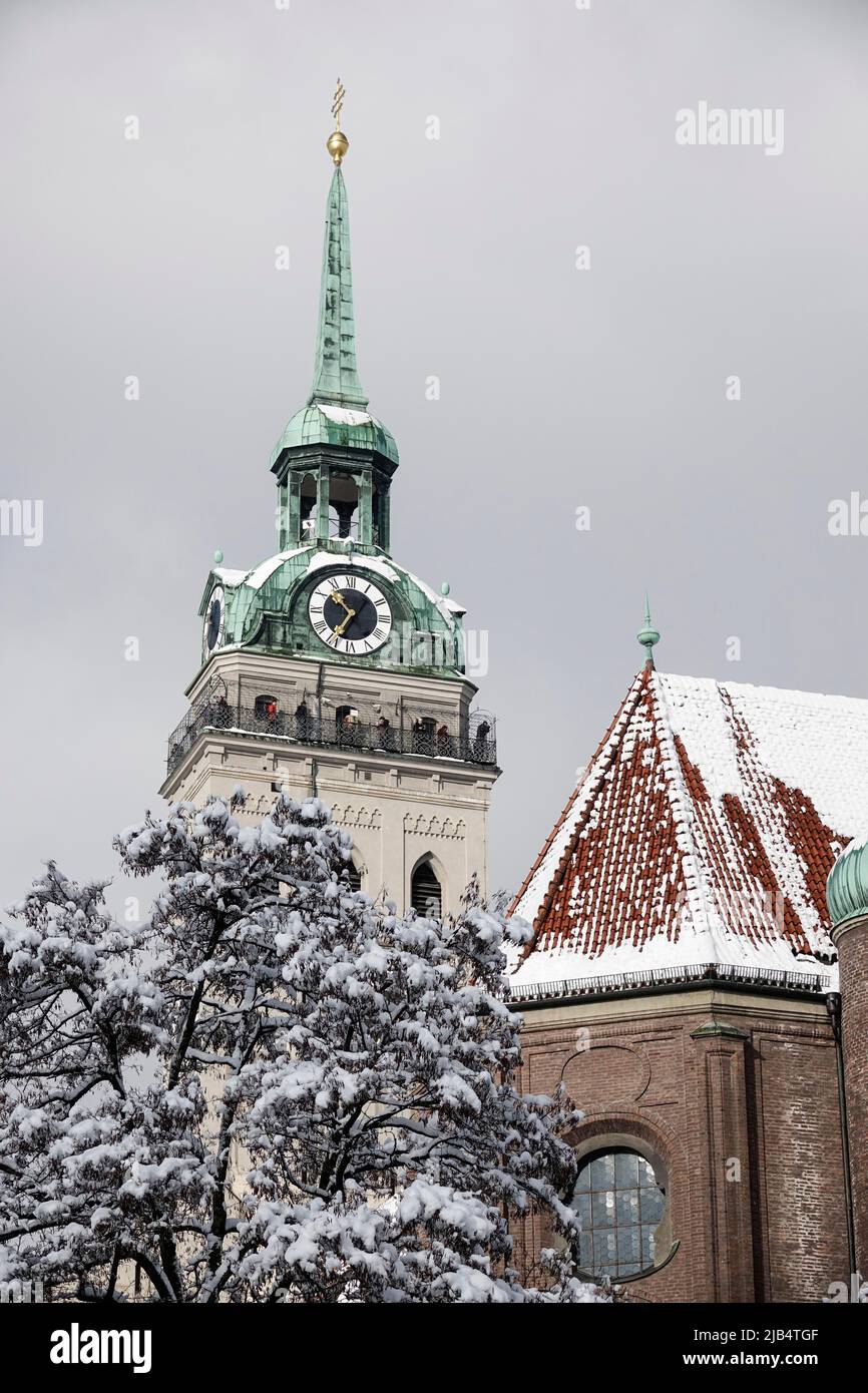 Church of St. Peter at the Viktualienmarkt, snow-covered in winter ...