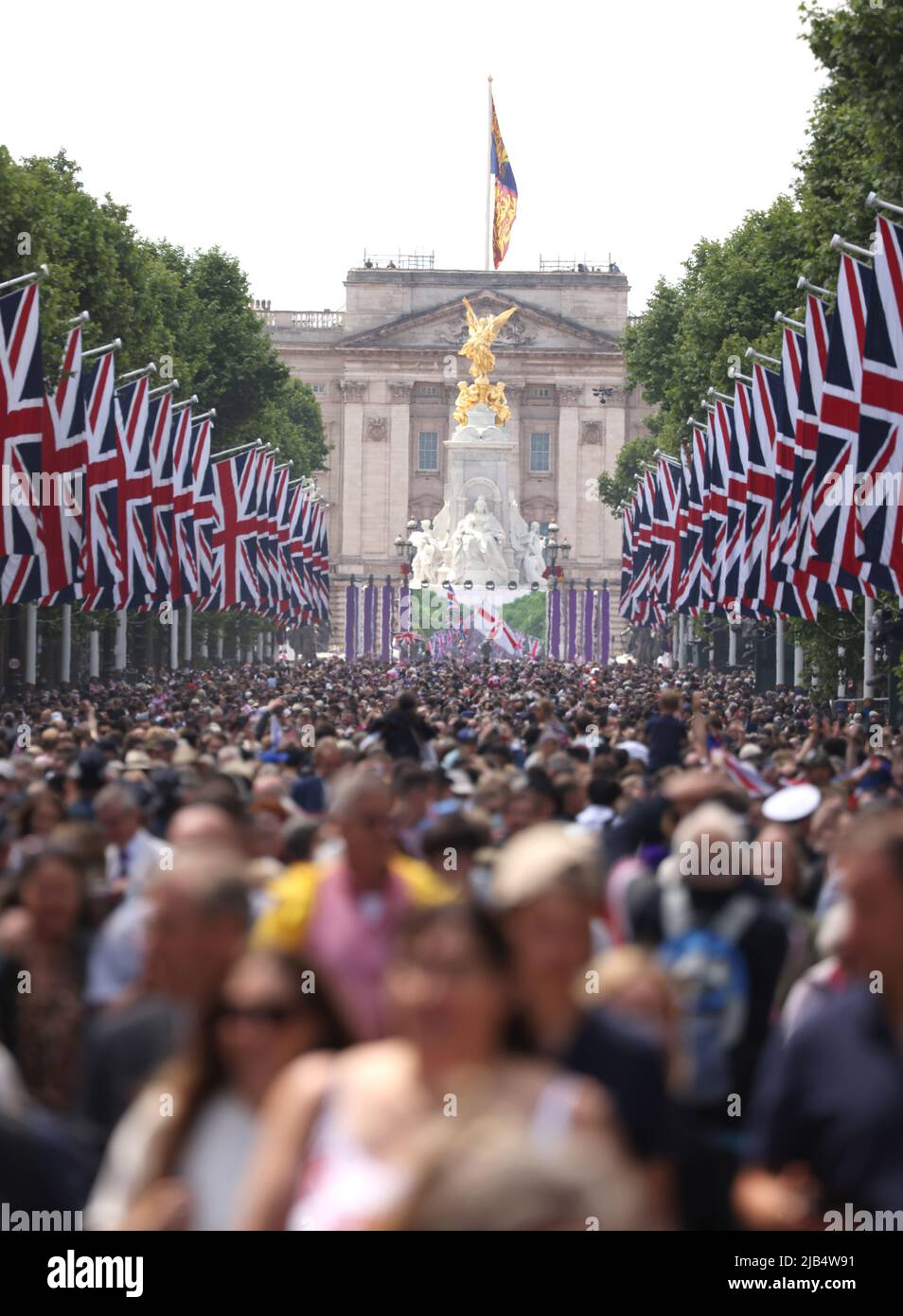 London, UK. 02nd June, 2022. Crowds fill The Mall. Queen Elizabeth II ...