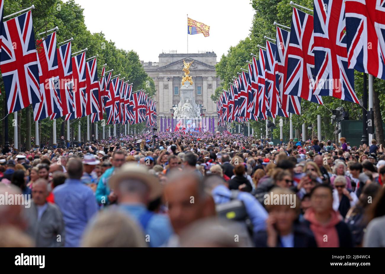 London, UK. 02nd June, 2022. Thousands of people pack The Mall. Queen ...