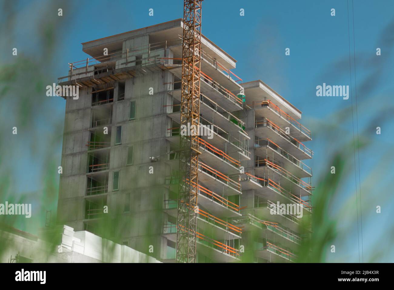Scaffolding around a building block hi-res stock photography and images ...