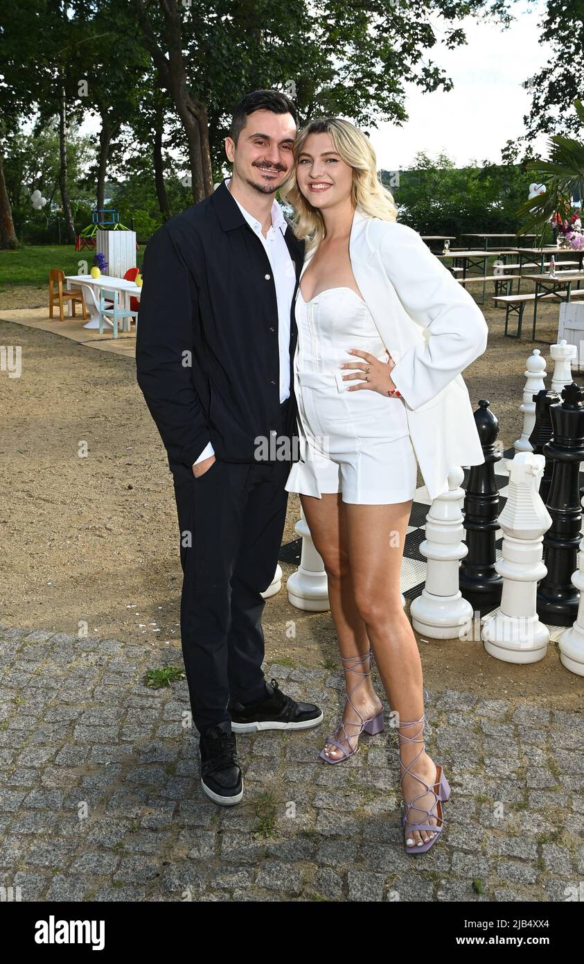 02 June 2022, Berlin: Fata Hasanovic and friend Izet arrive at the ...