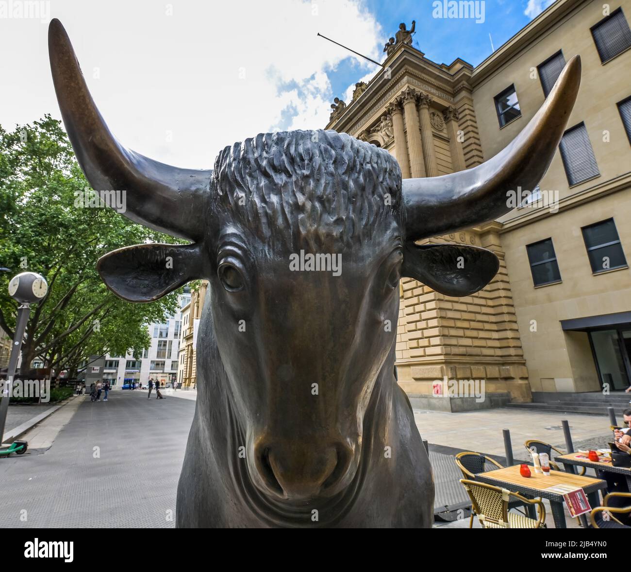 Bull bear statue frankfurt hi-res stock photography and images - Alamy