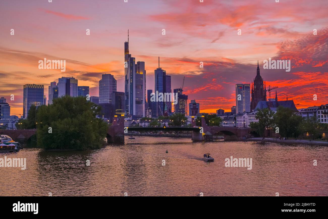 Old bridge, Main, skyline, skyscrapers, city centre, Frankfurt am Main ...