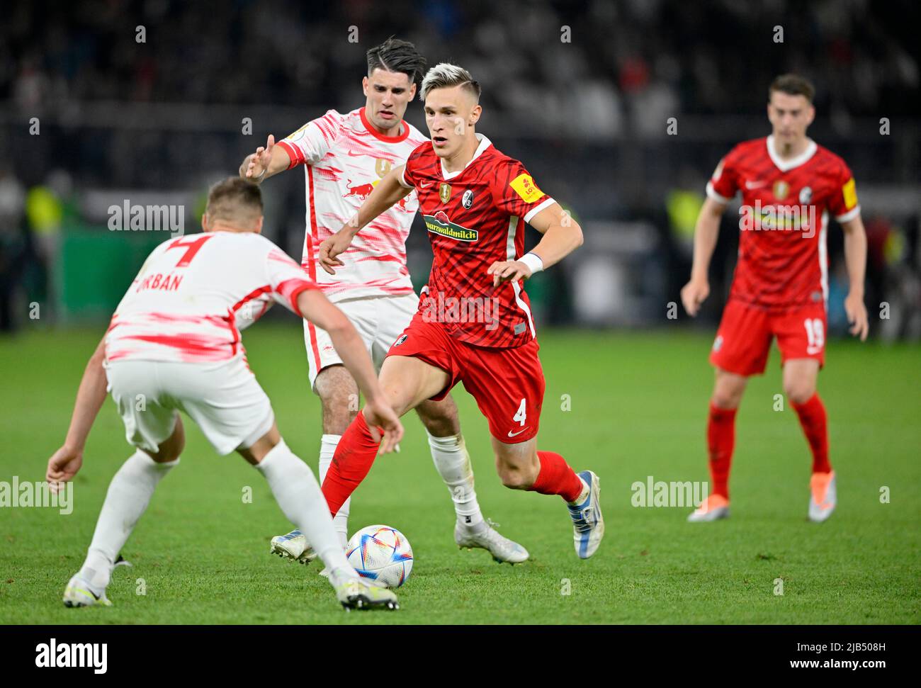 Duel Nico Schlotterbeck SC Freiburg SCF against Willi Orban ...