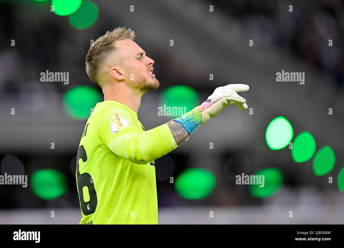 Goalkeeper Mark Flekken SC Freiburg SCF gesture gesture, 79th DFB Cup ...