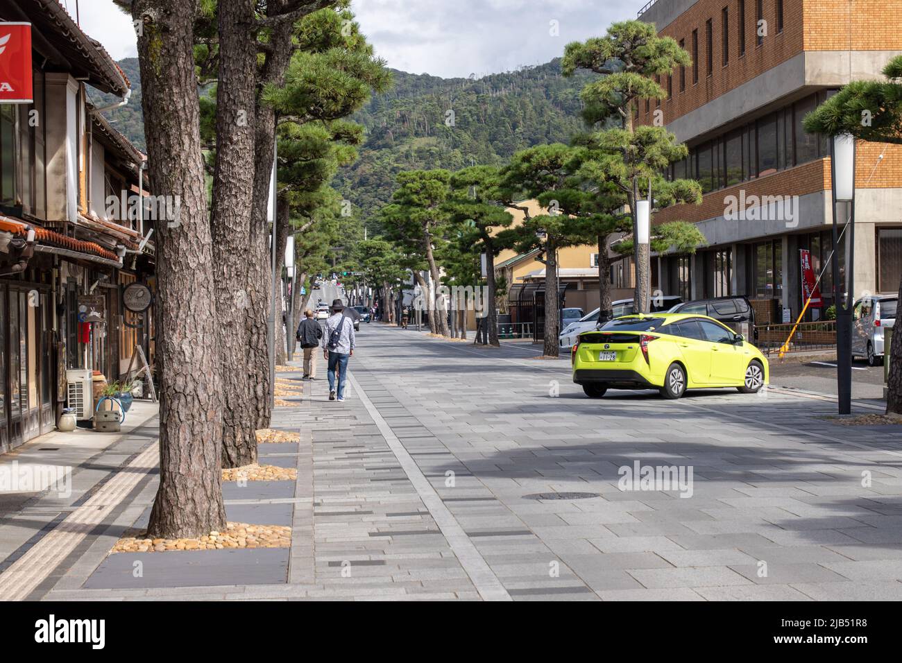 Jinmon-dori, street leading to the entrance gate of Izumo Taisha Shrine ...