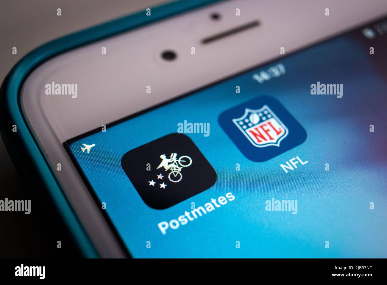 Nfl on tv screen hi-res stock photography and images - Alamy