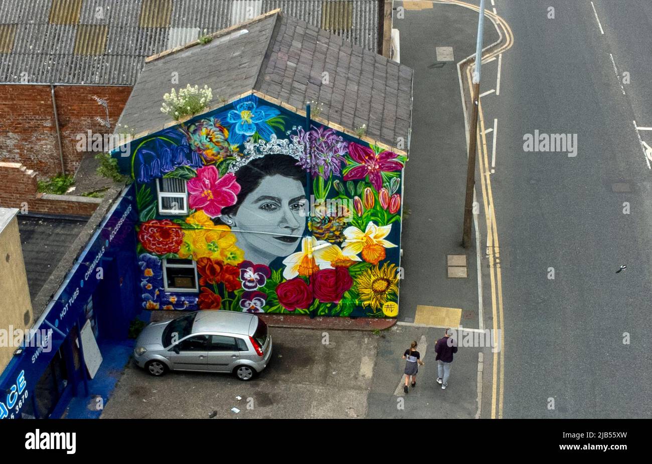 A new mural of Queen Elizabeth II painted on a wall in Moreton, Wirral ...