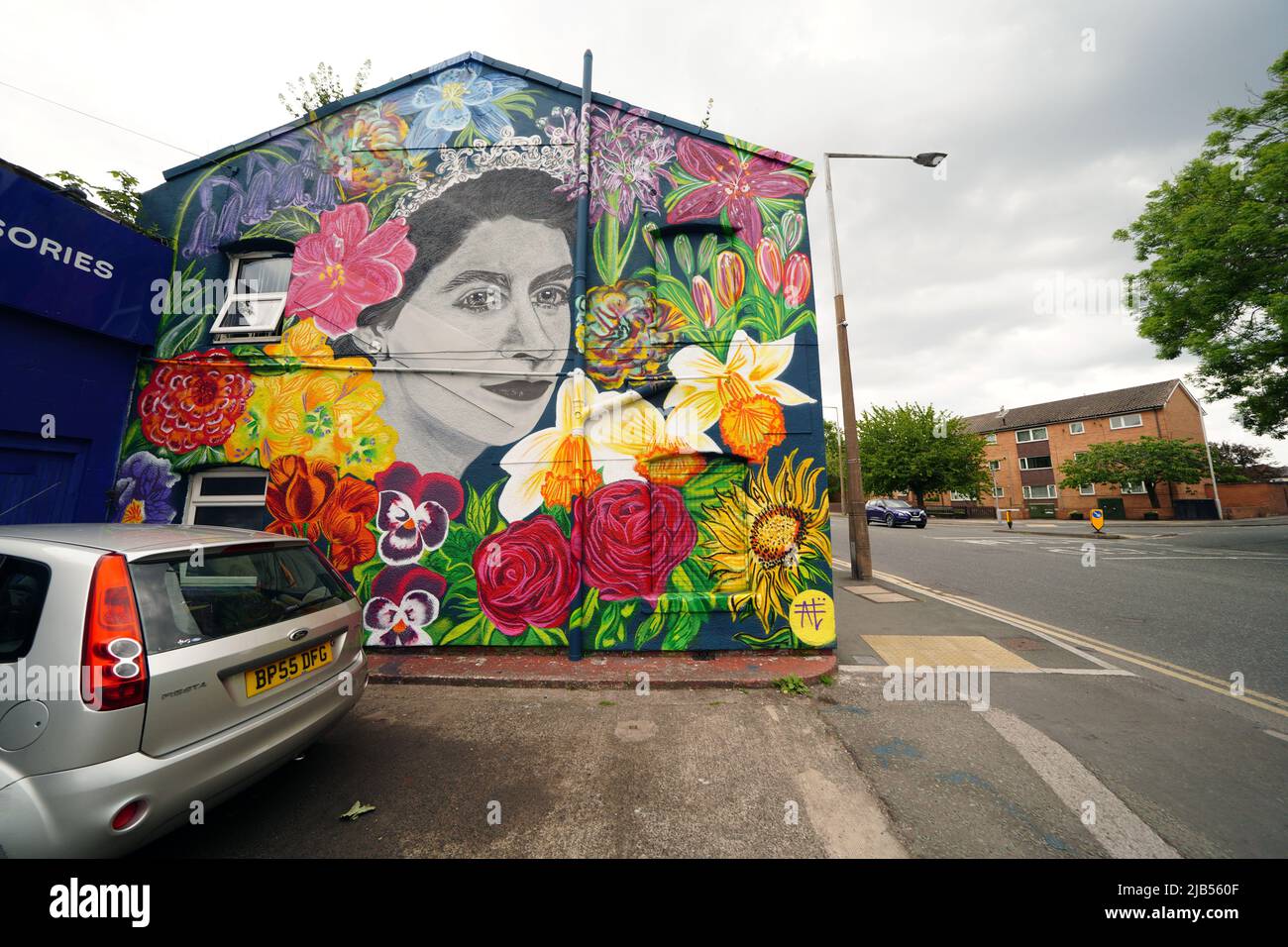 A new mural of Queen Elizabeth II painted on a wall in Moreton, Wirral ...