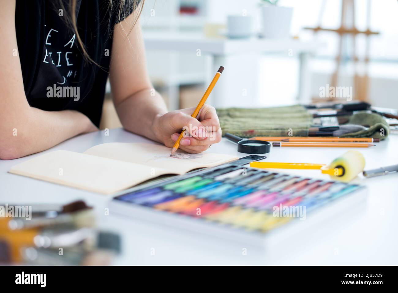 Artist side view using pencil hi-res stock photography and images - Alamy