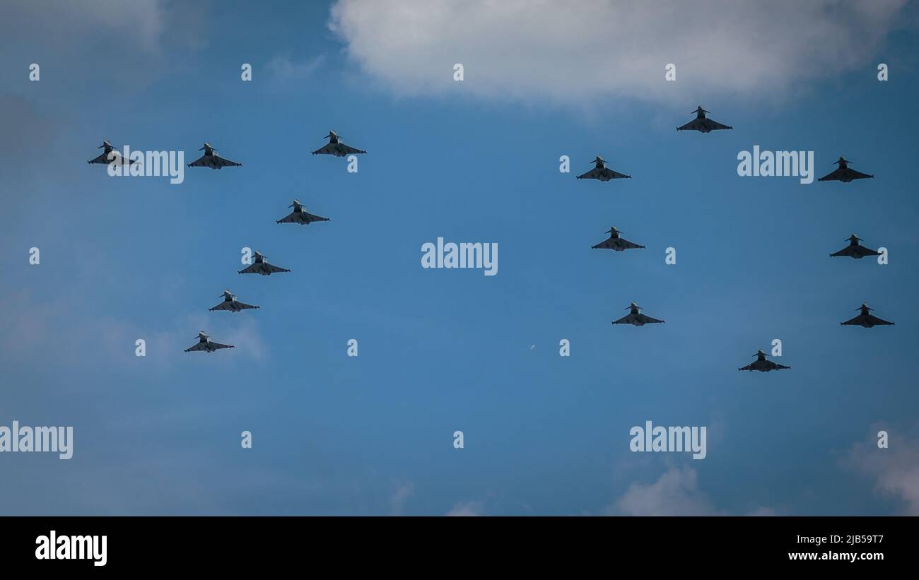 Red arrows flypast jubilee 2022 hi-res stock photography and images - Alamy