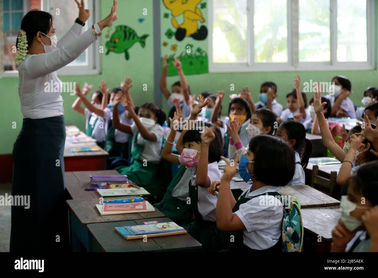 (220603) -- YANGON, June 3, 2022 (Xinhua) -- Students react in class on ...