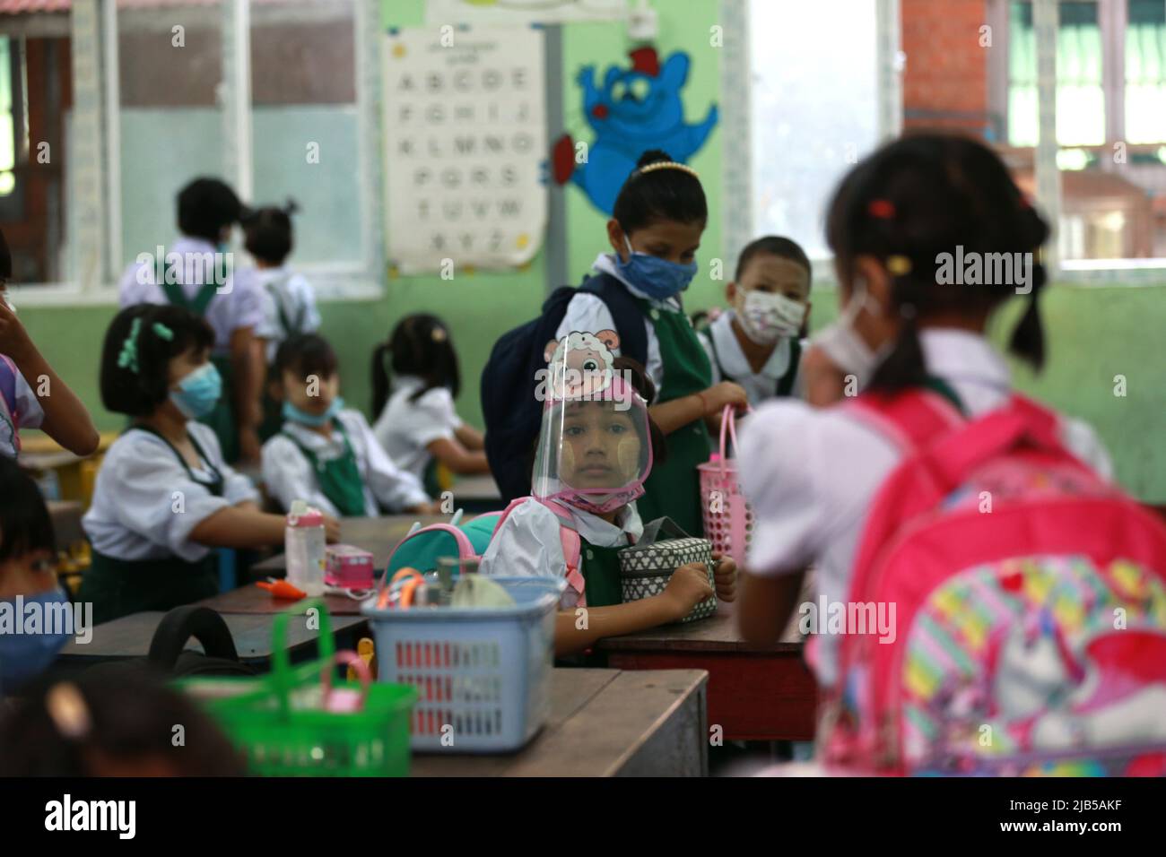 (220603) -- YANGON, June 3, 2022 (Xinhua) -- Students are seen on the ...