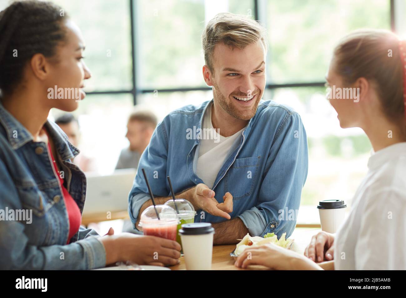 Student food gathering hi-res stock photography and images - Alamy