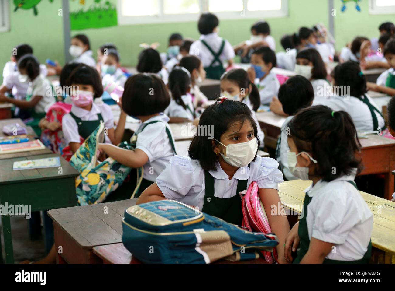 (220603) -- YANGON, June 3, 2022 (Xinhua) -- Students chat with each ...