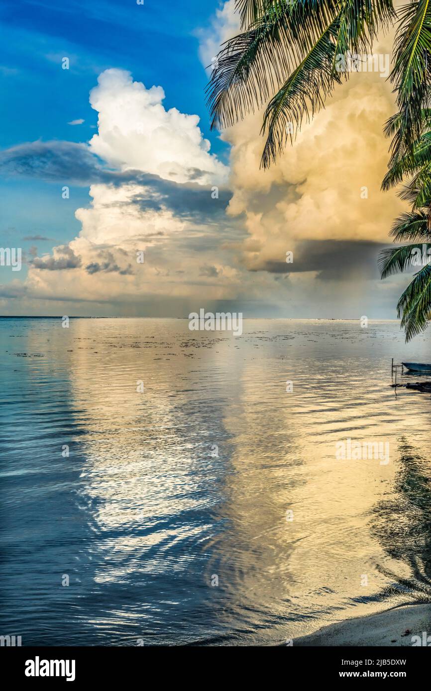 Ocean sunset polynesia tahiti beach hi-res stock photography and images ...