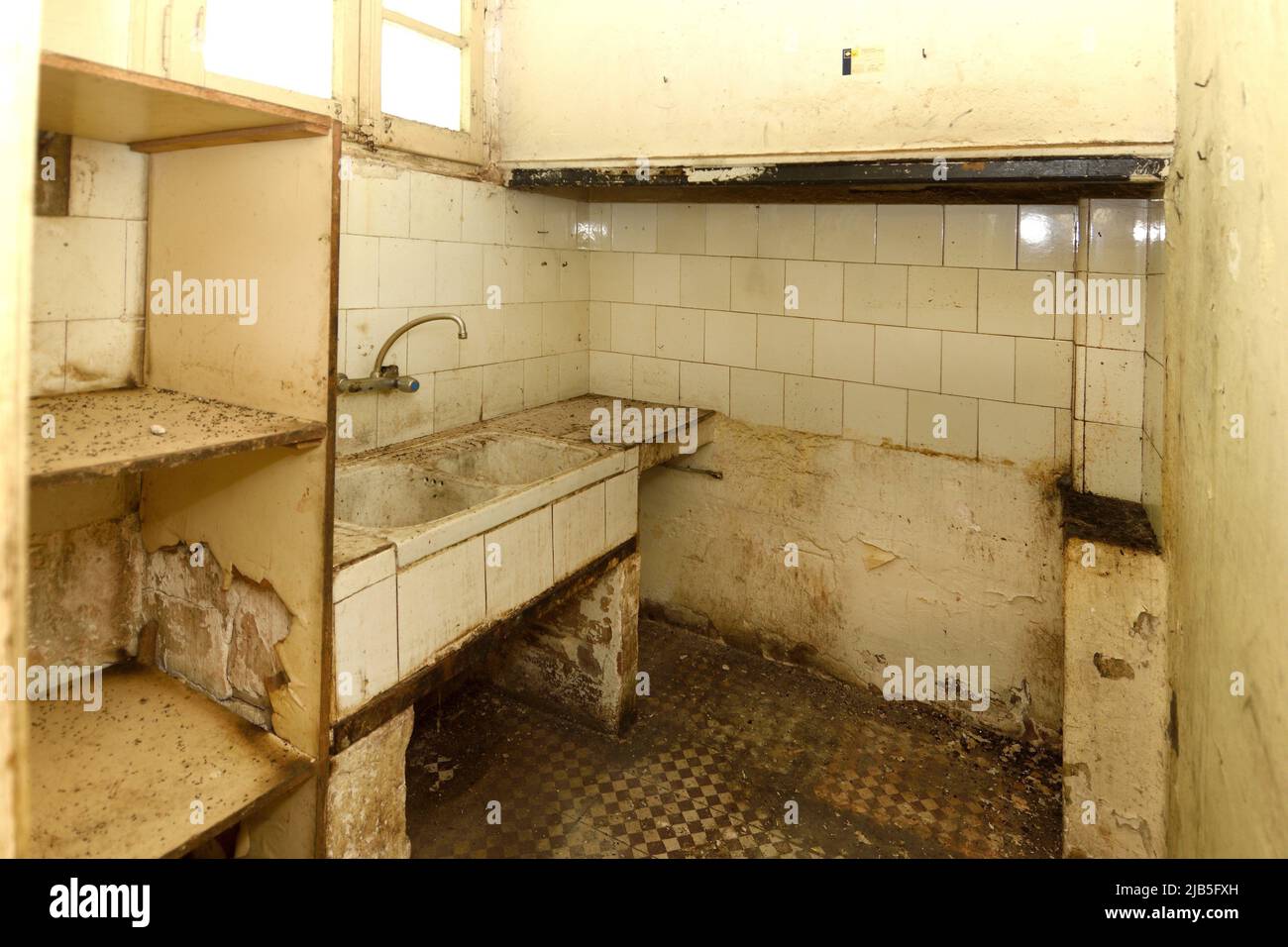 abandoned old kitchen in a building Stock Photo - Alamy