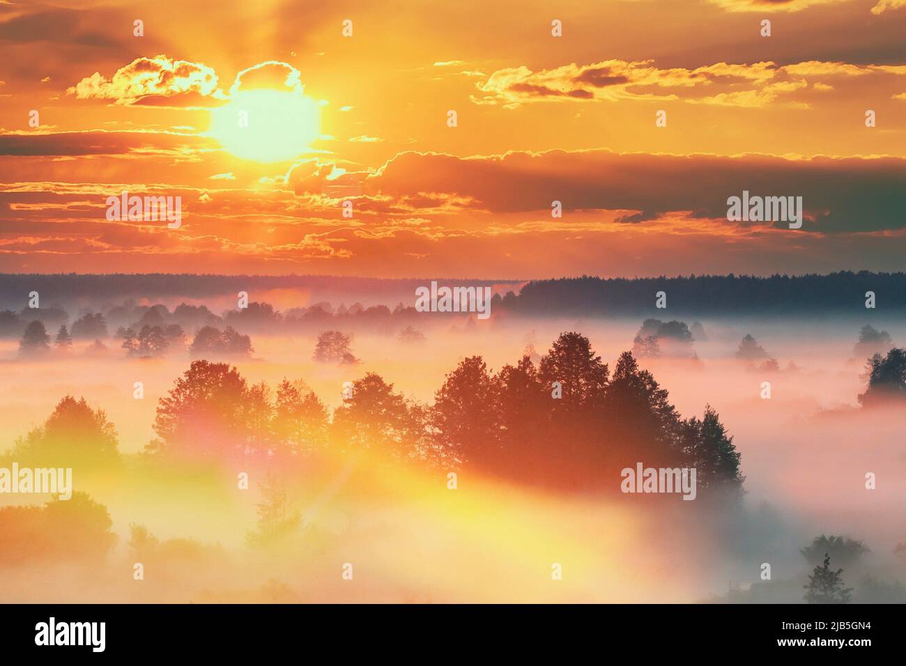 Misty sunset landscape hi-res stock photography and images - Alamy
