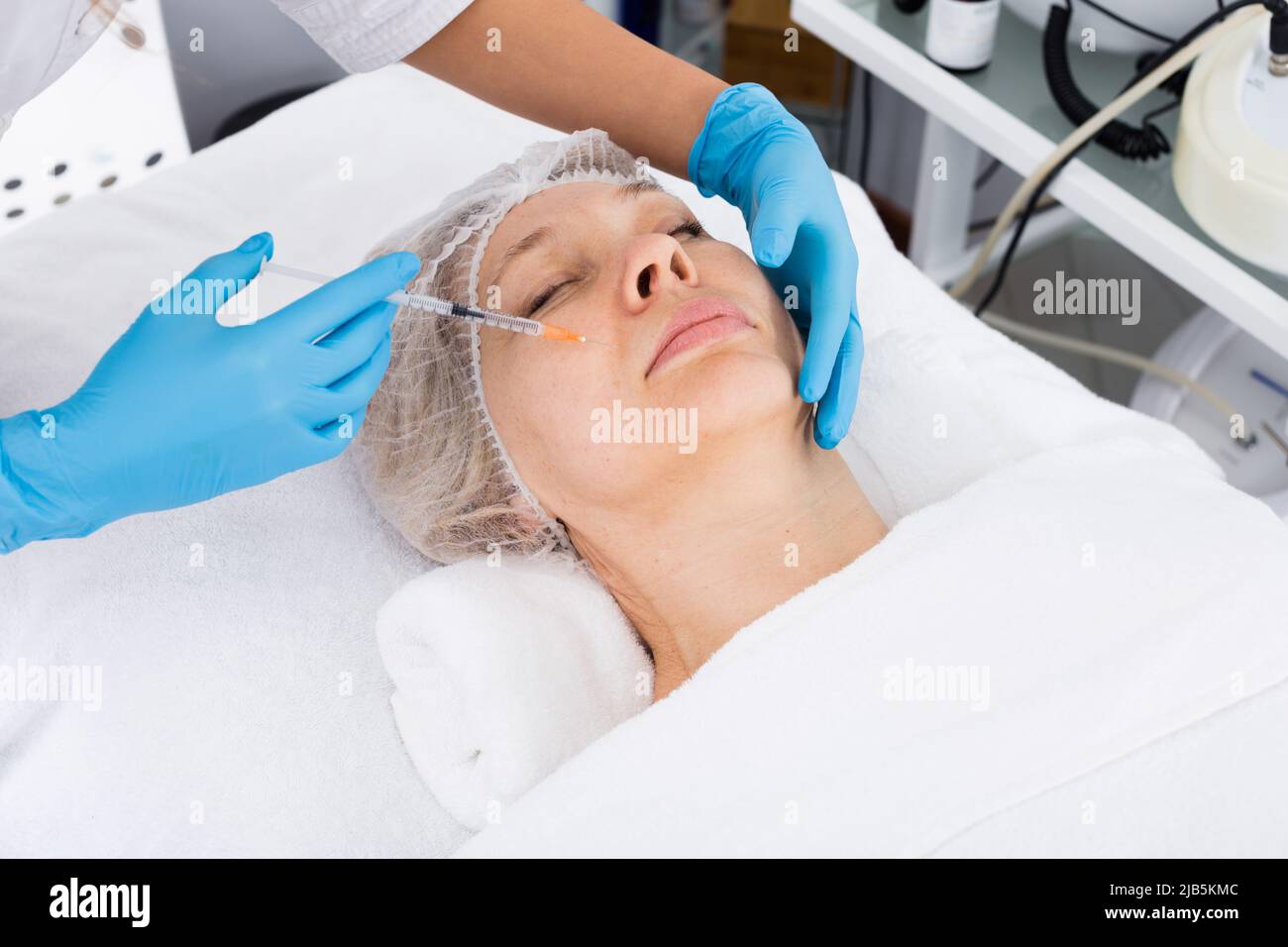 Doctor making injection Stock Photo - Alamy