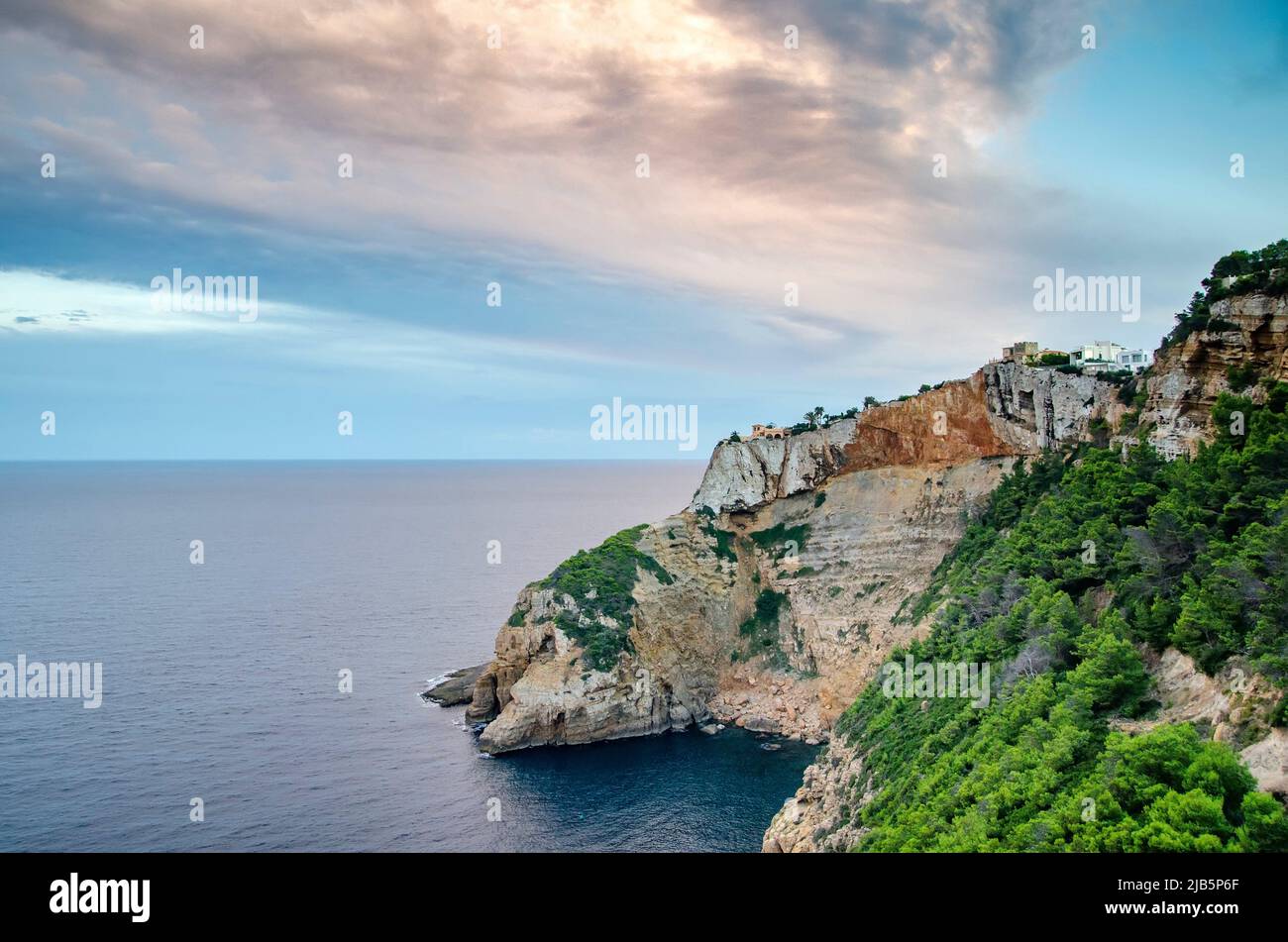 Building facing the sea hi-res stock photography and images - Alamy