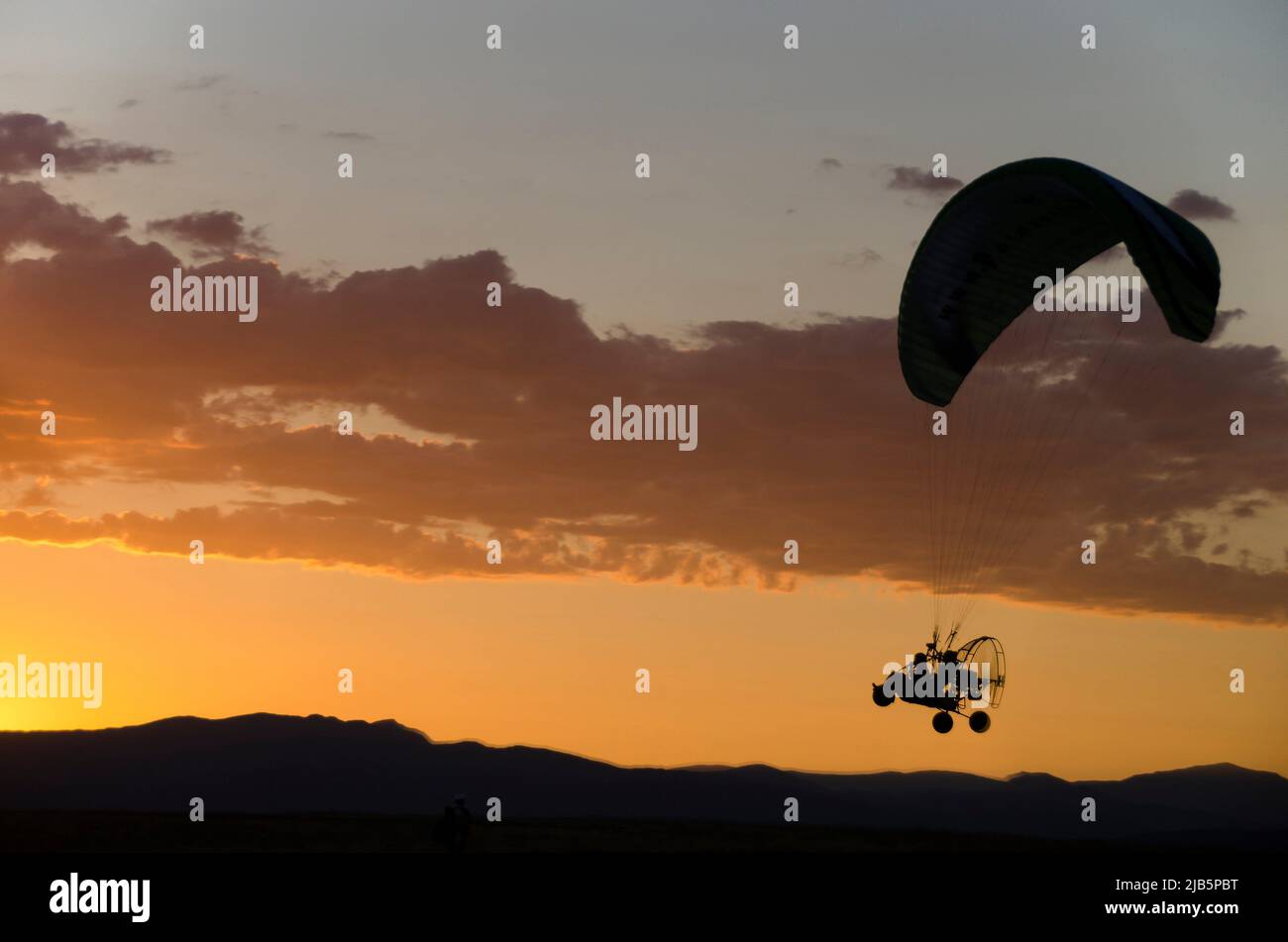 Pilot flying ultralight aircraft hi-res stock photography and images ...