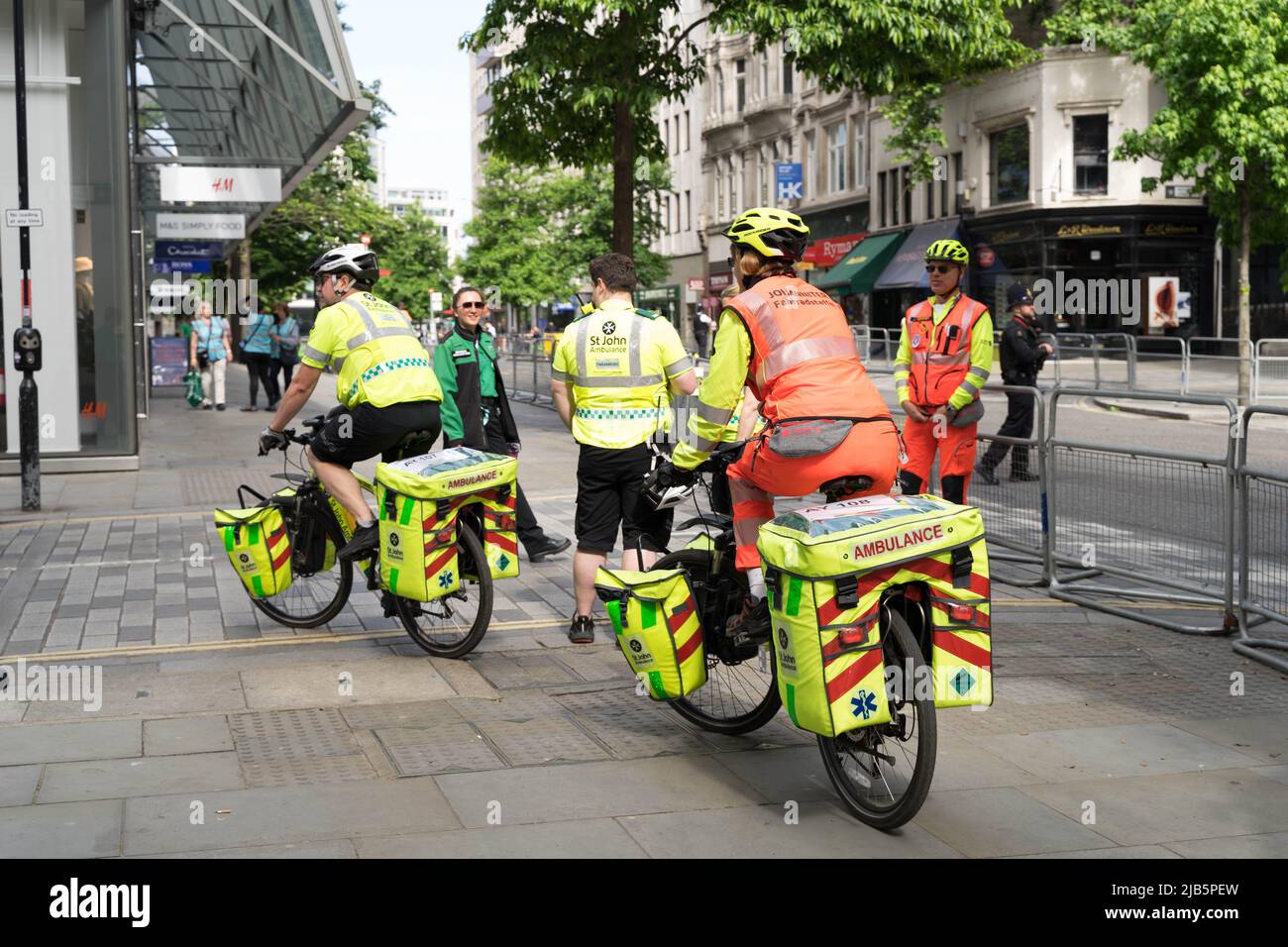 London ambulance cycle responders hi-res stock photography and images ...