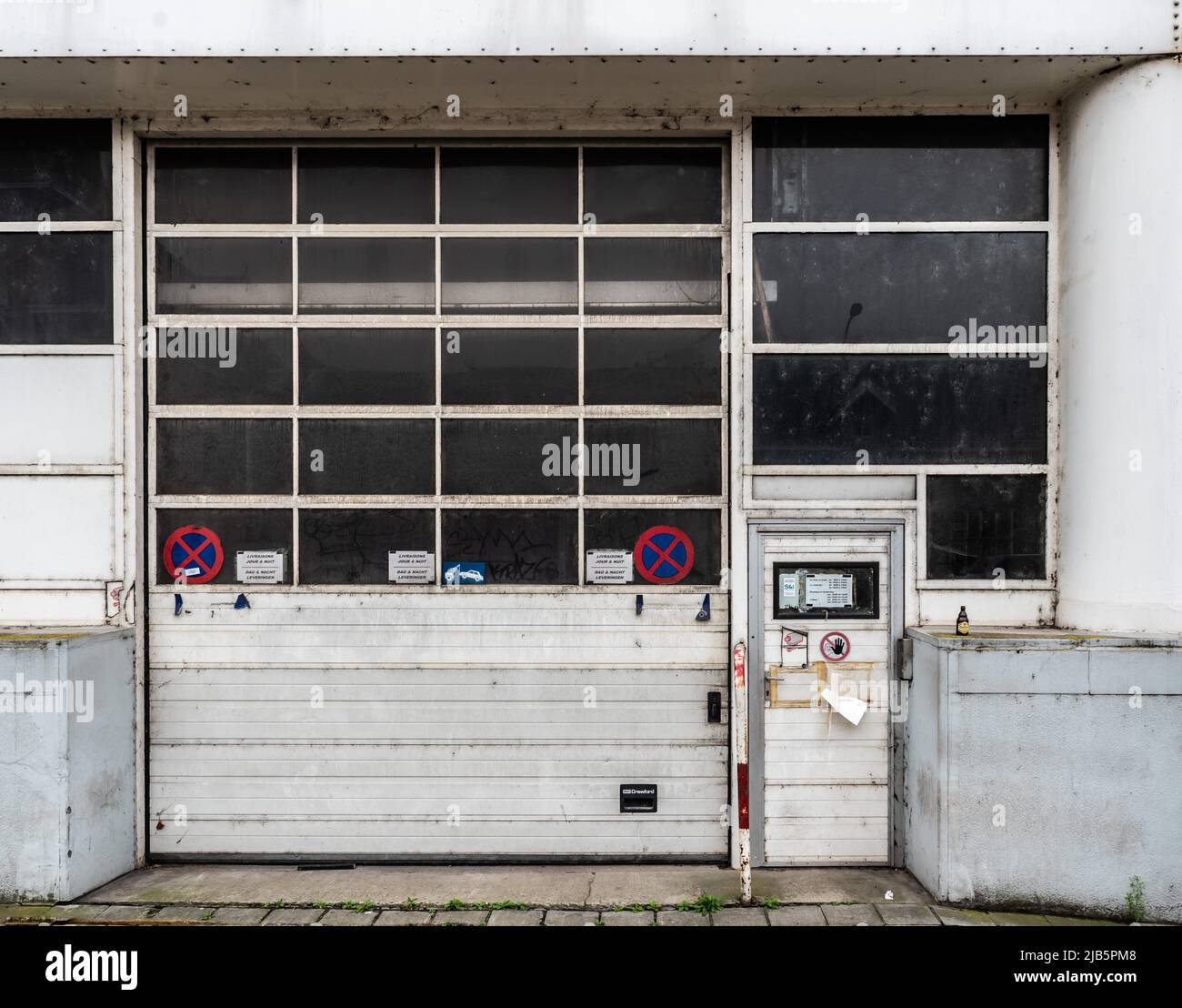 Vintage garage signs hi-res stock photography and images - Alamy