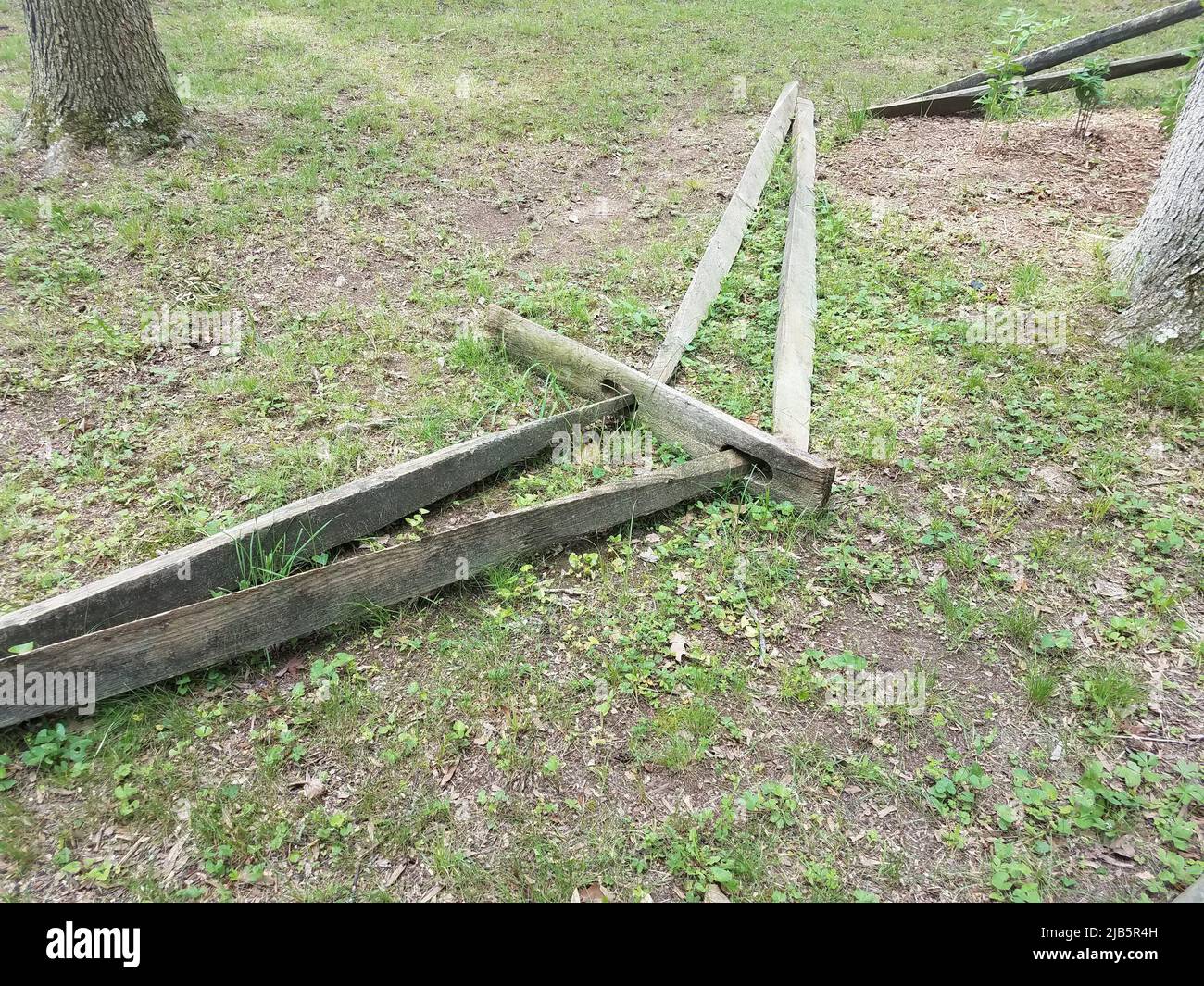 Broken wooden fence hi-res stock photography and images - Alamy