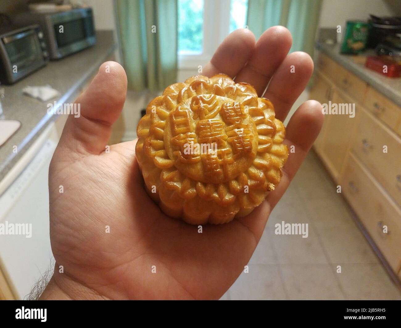 Hand cake hi-res stock photography and images - Alamy