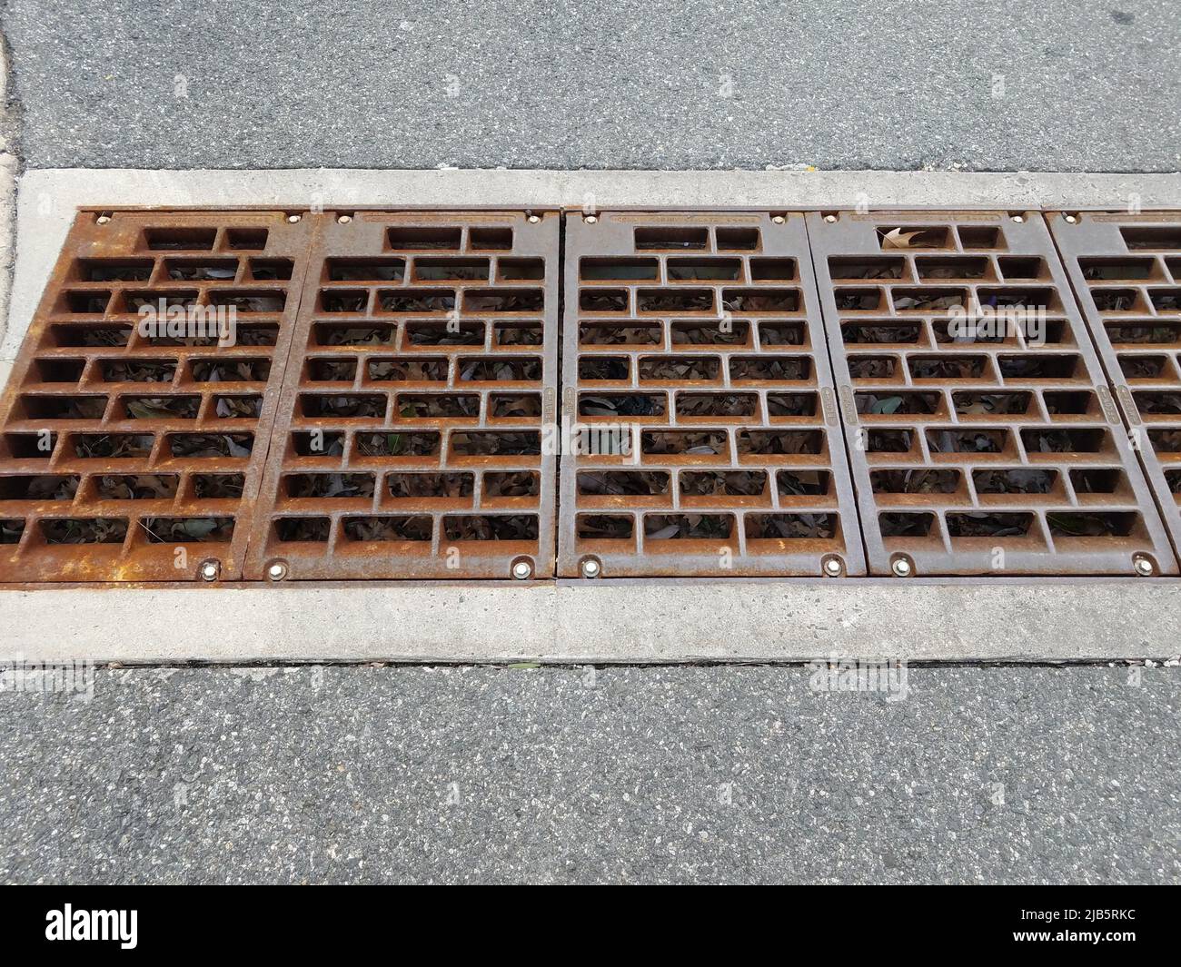 Metal street grate hi-res stock photography and images - Alamy