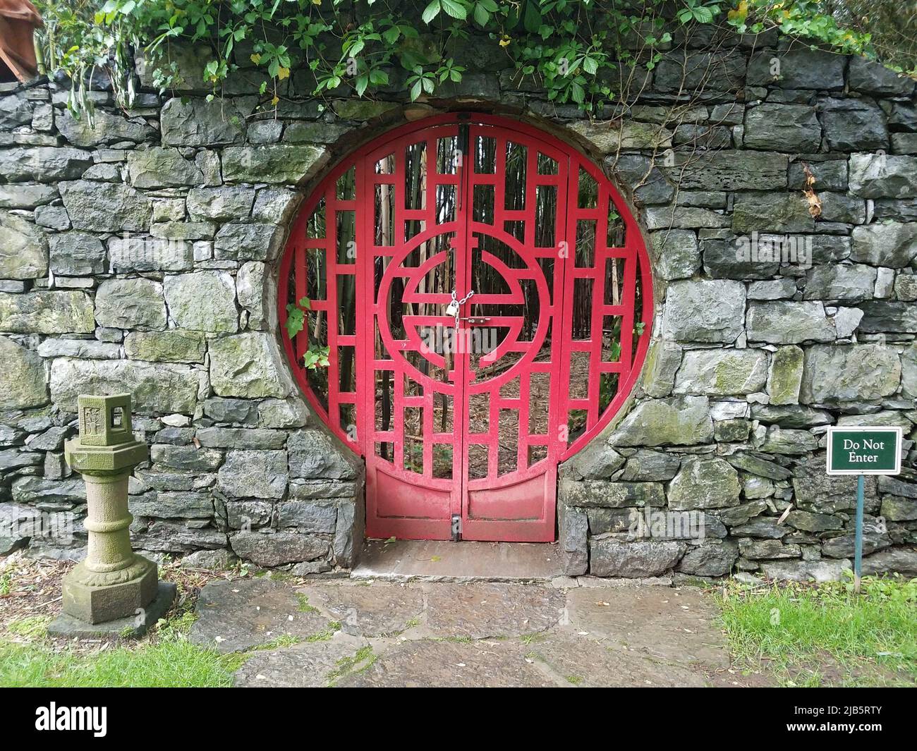Garden closed sign hi-res stock photography and images - Alamy