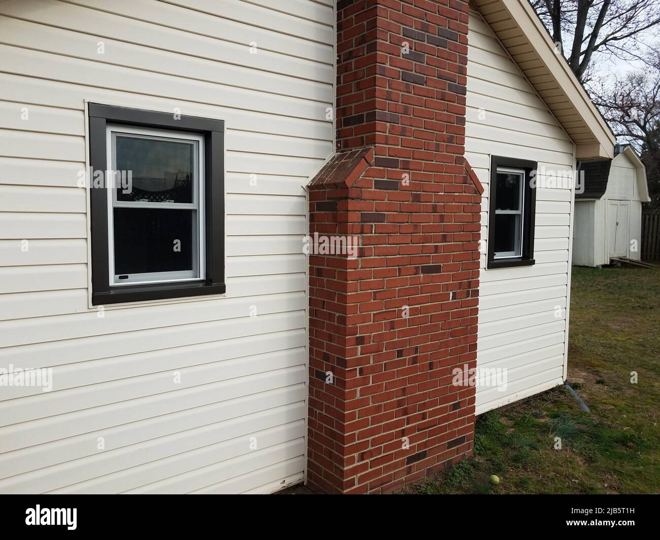 Red vinyl siding hi-res stock photography and images - Alamy
