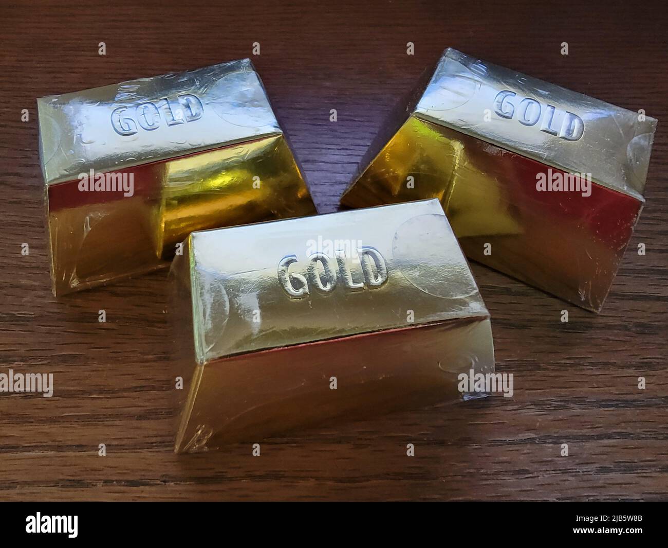 Gold bar on desk hi-res stock photography and images - Alamy