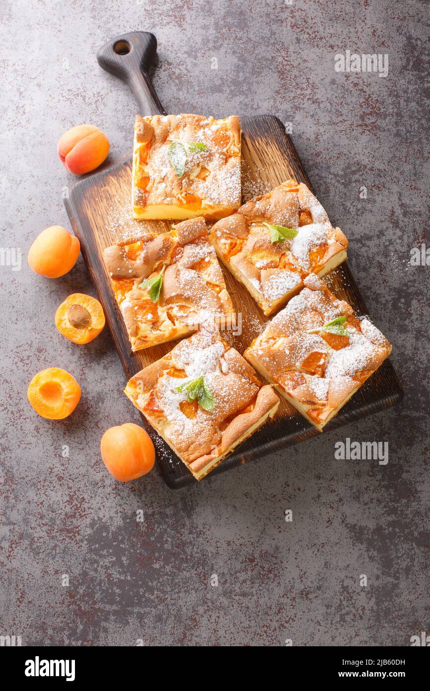 From above iced sponge cake hi-res stock photography and images - Alamy