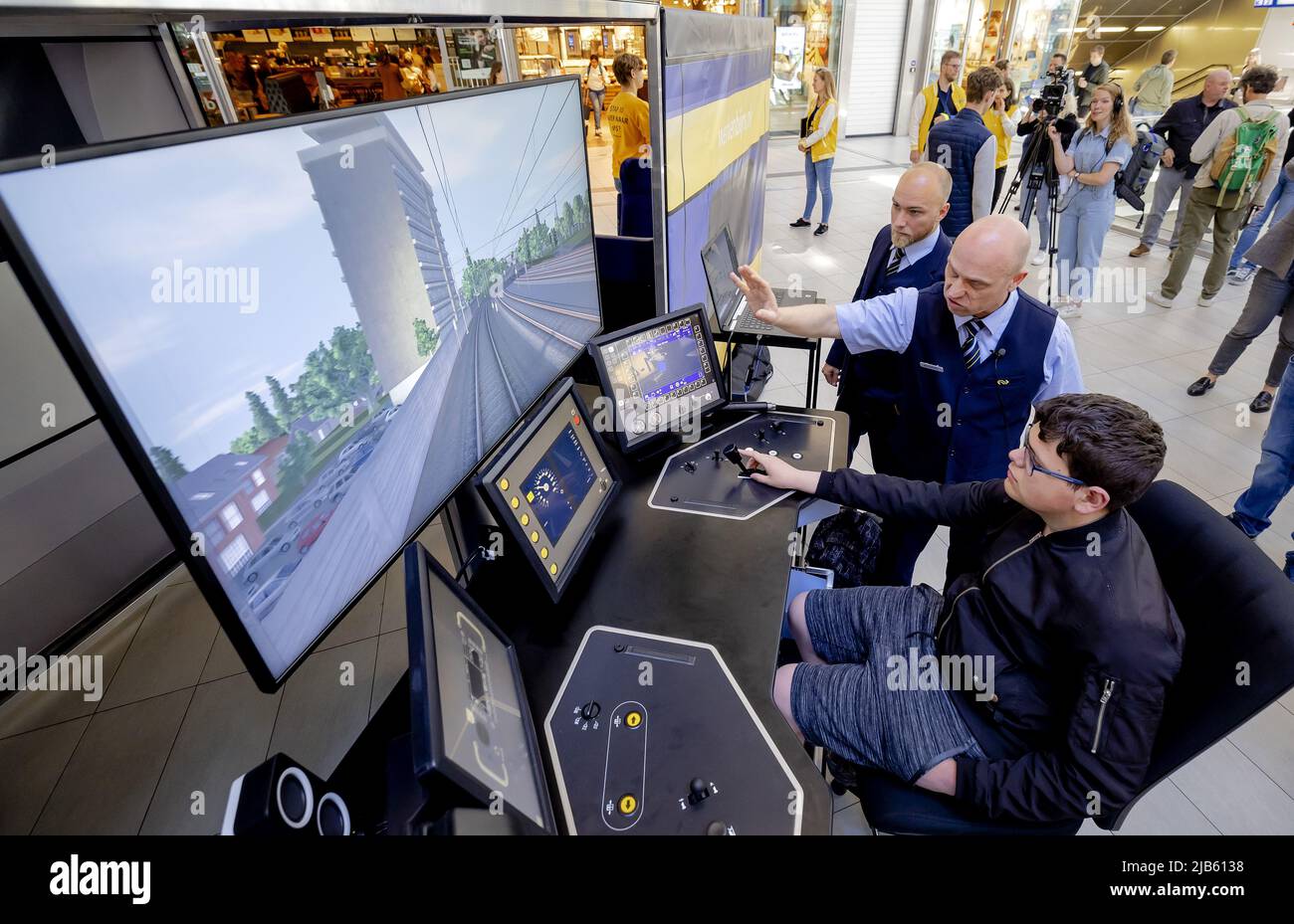 2022-06-03 10:46:01 UTRECHT - Visitors in the train simulator used by ...