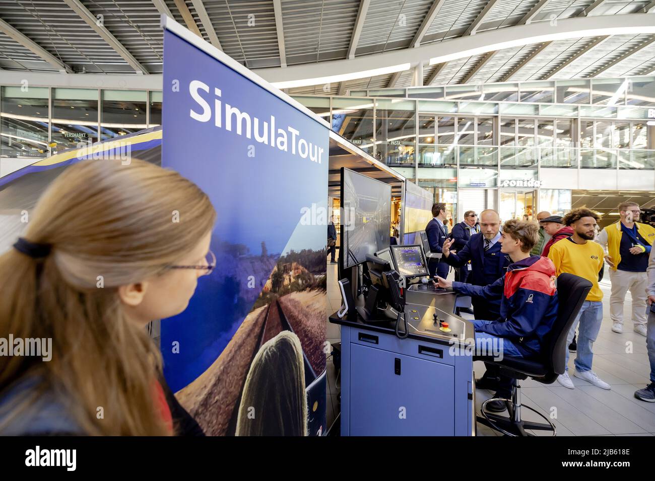 2022-06-03 10:16:34 UTRECHT - Visitors in the train simulator used by ...