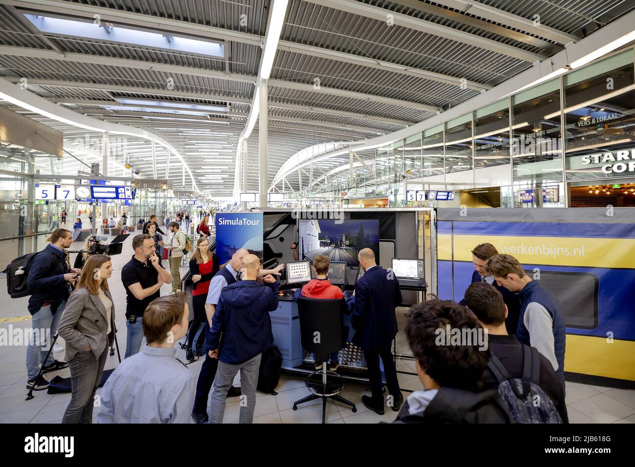 2022-06-03 10:23:27 UTRECHT - Visitors in the train simulator used by ...