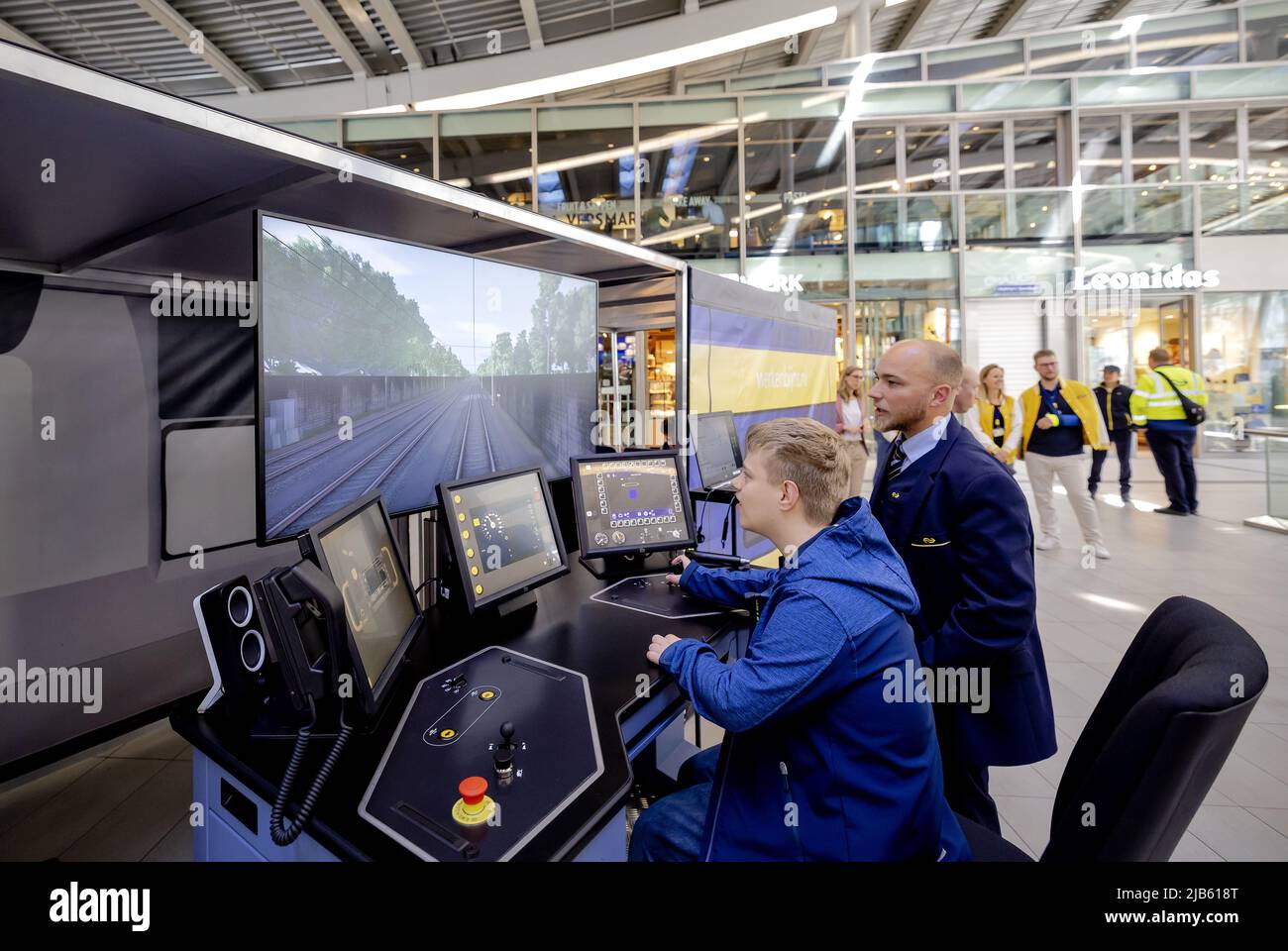 2022-06-03 10:52:19 UTRECHT - Visitors in the train simulator used by ...