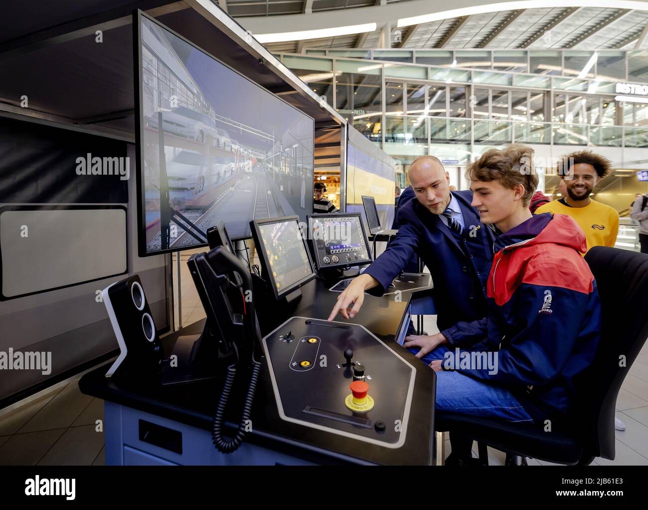 2022-06-03 10:16:00 UTRECHT - Visitors in the train simulator used by ...