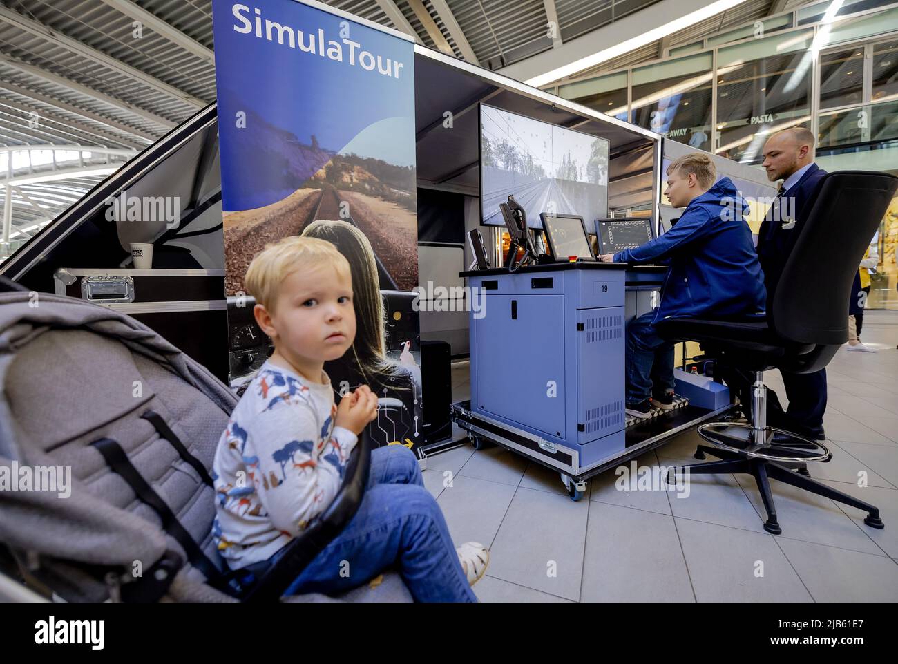 2022-06-03 10:52:41 UTRECHT - Visitors in the train simulator used by ...